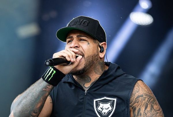 15 Bands That Were Ruined by Their Lead Singer - Music Minds