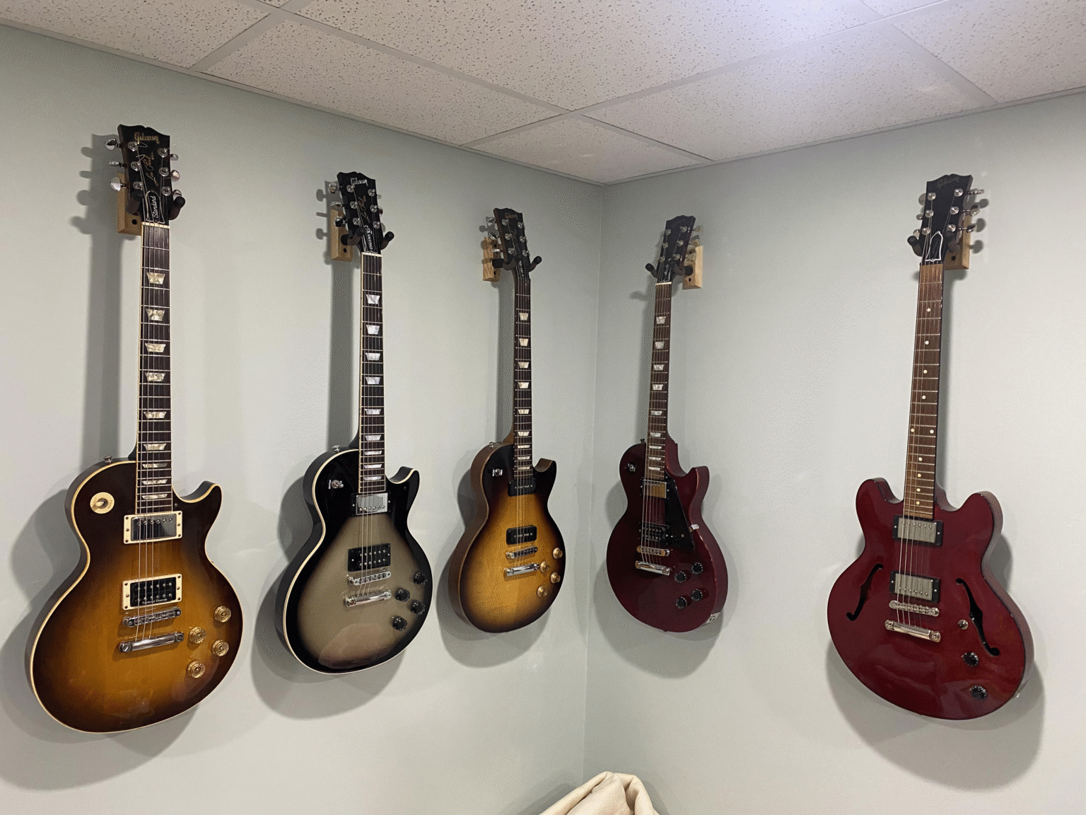 10 of the Worst Guitars You Should Avoid at All Costs - Music Minds